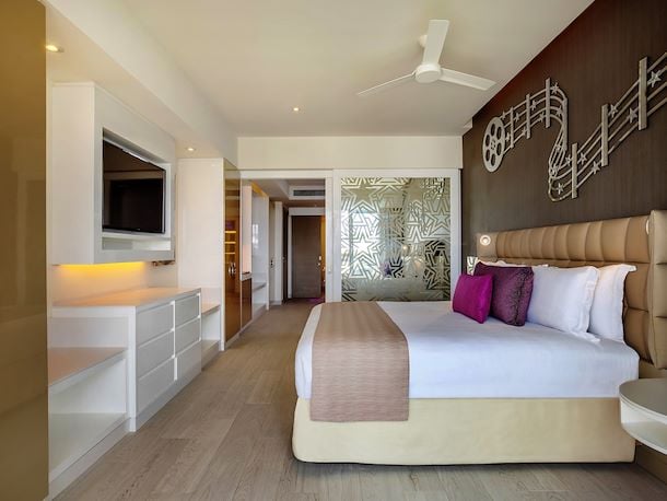 Luxury Rooms –Planet Hollywood Cancun, An Autograph Collection All ...